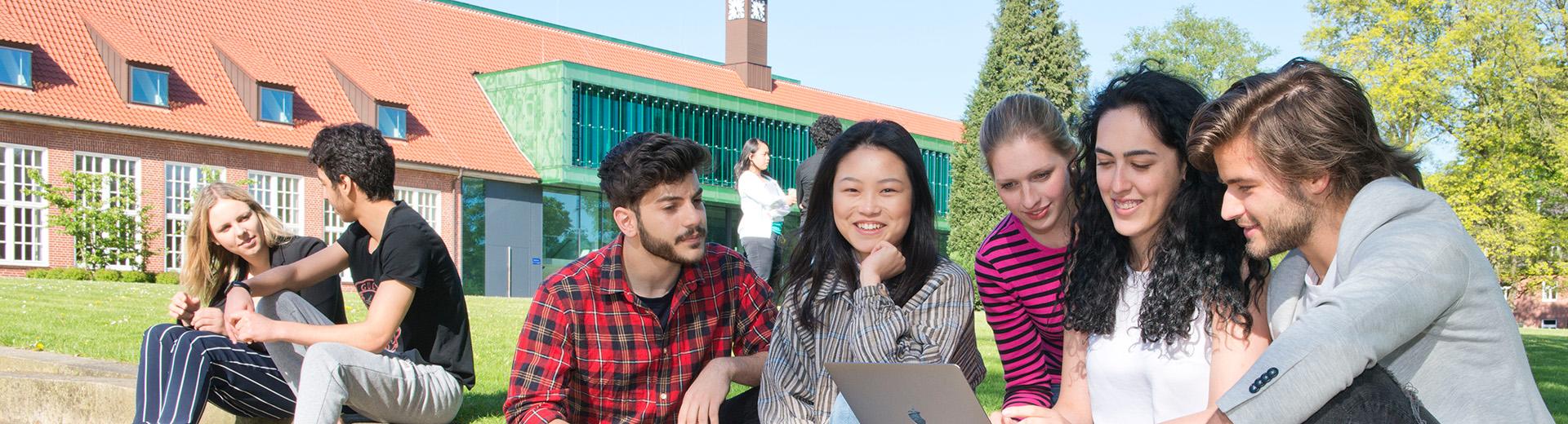 Contact & Support for undergraduate programs | Constructor University